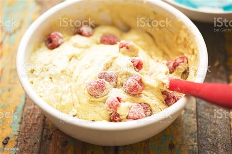 아보카도 딸기라임 케이크를 준비합니다 숟가락으로 그릇에 라즈베리와 케이크 반죽 라즈베리에 대한 스톡 사진 및 기타 이미지