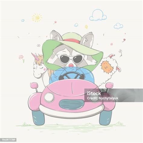사랑 스러운 귀여운 너구리는 그녀의 친구와 함께 차를 운전 하 고 있습니다 여름 모자에 젊은 레이서와 뒷좌석에 라마와 유니콘과