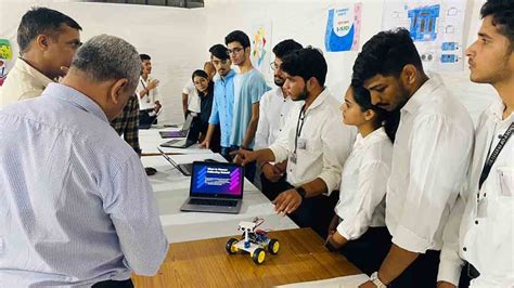 राष्ट्रीय हैकाथॉन में सामुदायिक सेवा से जुड़े प्रोजेक्टों का प्रदर्शन