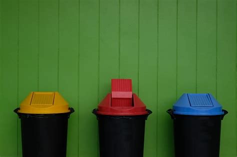 녹색 색 벽 배경이있는 재활용 및 일반 가정용 폐기물을위한 다채로운 뚜껑이있는 쓰레기통 0명에 대한 스톡 사진 및 기타 이미지 0명 가정 생활 교외 Istock