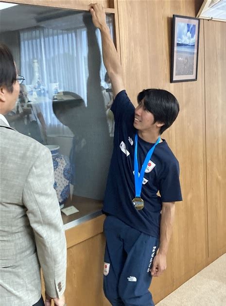 伊万里市役所で深浦弘信市長にボルダー競技の指の使い方を披露する通谷律選手（右） 世界ユースボルダー 通谷律さんが2連覇 佐賀・伊万里市在住