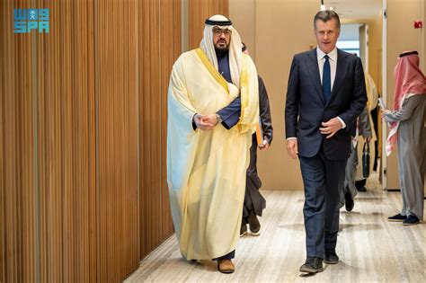 جريدة الرياض وزير الاقتصاد والتخطيط يناقش التطورات الاقتصادية العالمية