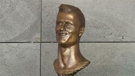Esta Polémica Estatua De Cristiano Ronaldo Ha Sido Reemplazada ¿cuál