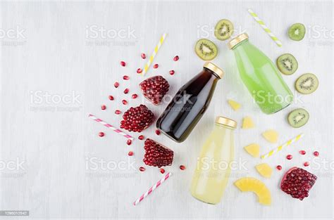 밝은 노란색 파인애플 녹색 키위와 흰색 나무 보드에 Fingredients와 유리 병에 빨간 가넷 주스 상단 보기 디자인 광고에 대한 조롱 0명에 대한 스톡 사진 및 기타