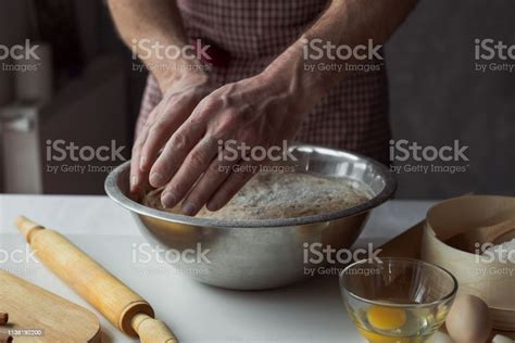 소박한 부엌에 계란과 밀가루의 소수 남자의 손의 배경에 대해 계란 노른자에 대한 스톡 사진 및 기타 이미지 계란 노른자
