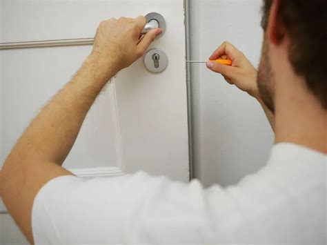 Why Should You Use A 24 Hour Locksmith The Geek Insights