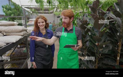 Un Employ De Sexe Masculin Montrant L Inventaire Une Coll Gue De L Usine Locale Les Employ S