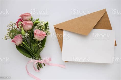 인사말 카드를 모의 분홍색 장미의 작은 꽃다발과 텍스트를위한 공간 0명에 대한 스톡 사진 및 기타 이미지 0명 결혼식