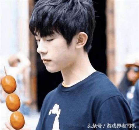 沒想到你是這樣的易烊千璽，吃蛋少年你好！多吃點多長個啊！ 每日頭條