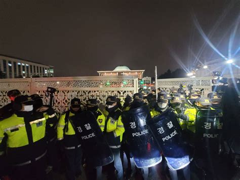 르포 경찰은 출입 통제 군대는 강제 진압긴박했던 국회 6시간