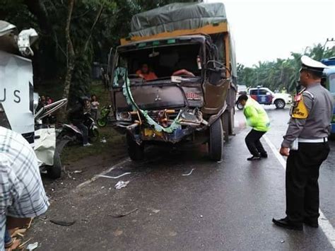 Tabrakan Beruntun Di Jalan Lintas Sumatera Orang Harus Dilarikan Kerumah Sakit Lintas