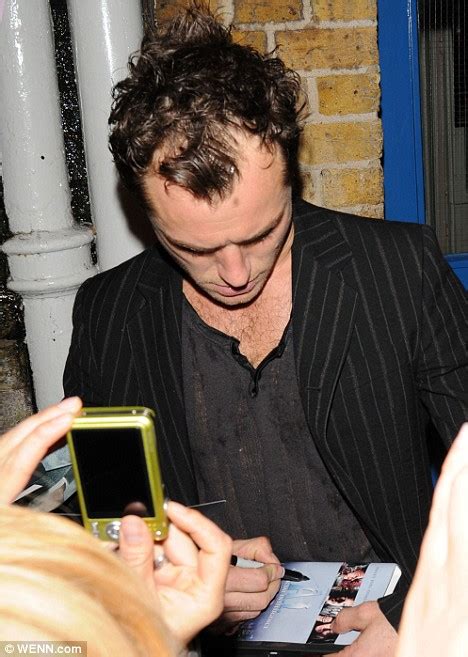 To Bald Or Not To Bald Theres Really No Question As Hamlets Jude Law