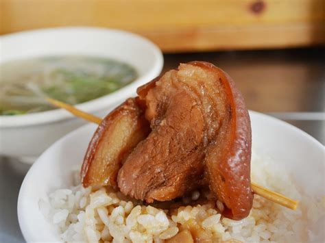 首家申請開發票！80年老店「阿泉焢肉飯」恢復營業，縣長也來排隊搶吃食尚玩家