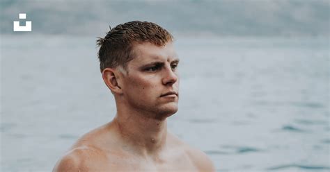 물 속의 남자 사진 Unsplash의 무료 사람 이미지
