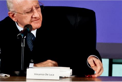 Nuovo programma Rai Napoli venerdì 17 De Luca tira fuori corno