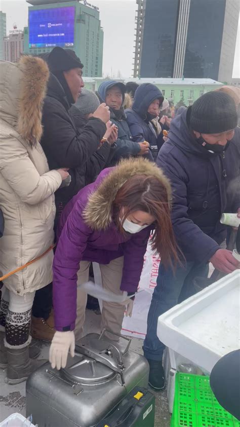 Яг одоо манай хамт олноос жагсаж буй иргэдээ дэмжин кимбаб халуун миог шөлтэй баг хамт олон