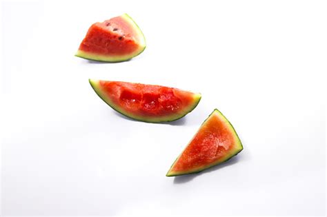 흰색 배경에 고립 된 수박 조각을 먹었습니다 열대 과일 건강한 식사 여름 배경 개념 0명에 대한 스톡 사진 및 기타 이미지