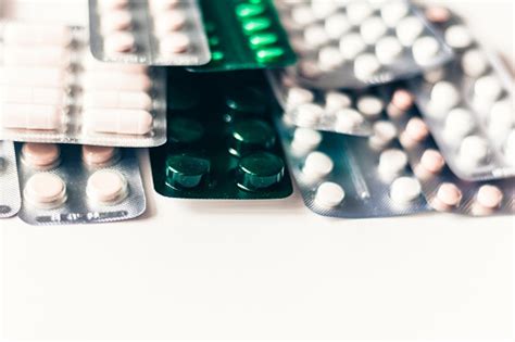 사본 공간을 가진 백색 배경에 의학 환 약 또는 캡슐 물집 팩 치료 약물에 대 한 약물 처방 0명에 대한 스톡 사진 및 기타 이미지 Istock