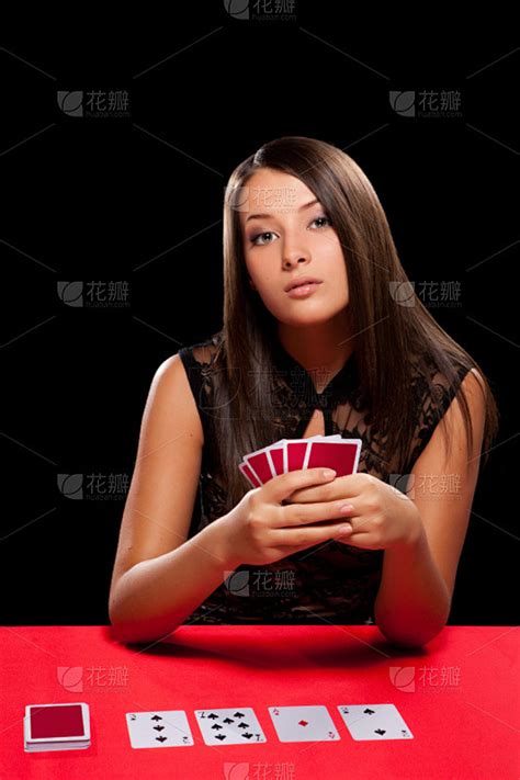 进行中青年女人赌台管理员扑克牌a上下跳动垂直画幅夜晚保险箱仅成年人夜生活