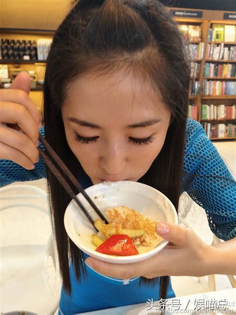 謝娜捧比臉大的碗喝湯，陳喬恩稱其是一個執著於碗見底的奇女子！ 每日頭條