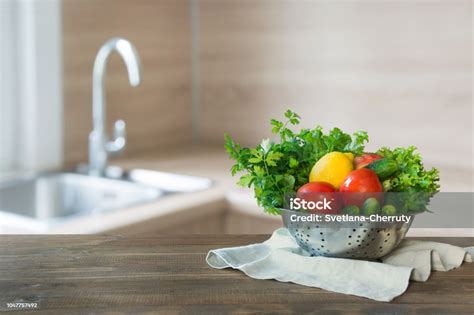 나무 테이블 위에 신선한 야채와 함께 현대 부엌 공간을 당신을 위해 하 고 제품을 표시 합니다 0명에 대한 스톡 사진 및 기타