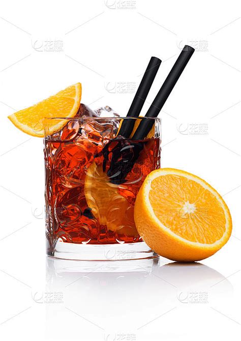 内格罗尼鸡尾酒 Negroni Cocktail 在水晶玻璃杯中加入冰块和橙片用吸管和一半的新鲜