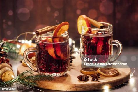 나무 배경에 유리 컵에 향신료와 뜨거운 멀드 와인 전통적인 크리스마스 온난화 음료 0명에 대한 스톡 사진 및 기타 이미지 0명 가문비나무 감귤류 과일 Istock