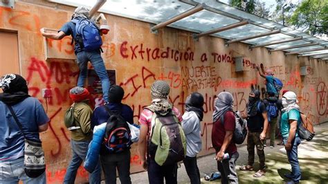 Vandalizan Embajada De Israel En México En Protesta Por Caso Ayotzinapa