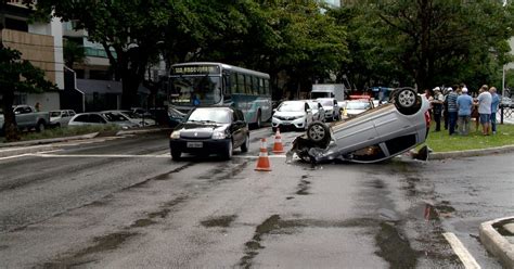 G1 Carro Bate Em Dois Veículos E Capota Em Avenida De Vitória