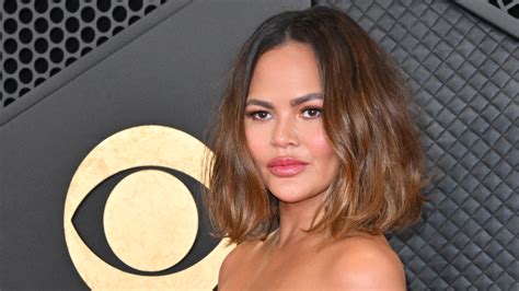Chrissy Teigen S Hairstylist Tells Us How She Crafted That Chic Blonde