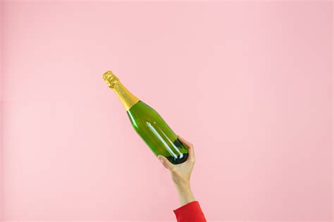 빨간 소매와 샴페인 병여자의 손 복사 공간 및 분홍색 배경 여자에 대한 스톡 사진 및 기타 이미지 여자 팔 신체 부분