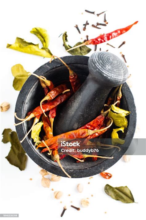 이국적인 태국 음식 개념 건조 박격포 카피 르 라임 정 향 흰색 배경에 흰색 타이어 카 다 몬 포드 및 고 수 씨앗 향신료 고추 개념에 대한 스톡 사진 및 기타 이미지