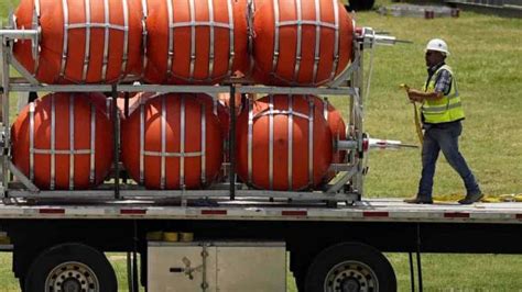 En el río Texas instala boyas gigantes en el río