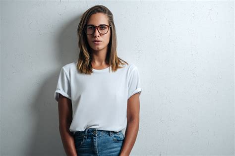 흰색 공백 T셔츠 스튜디오 모델에에서 잘생긴 여자 T 셔츠에 대한 스톡 사진 및 기타 이미지 T 셔츠 가까운 공란 Istock