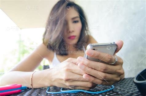 成人高清图片 粉色耳机和手机的女性 粉色耳机和手机的女性图片免费下载 5154462640 千图网pro