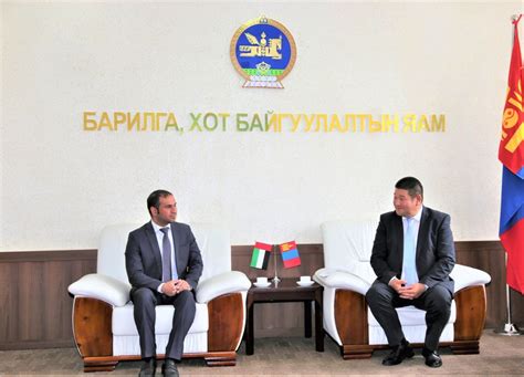 БХБ ын сайд Б Мөнхбаатар Элчин сайдын түр хамаарагч Мактум Рашид Аль Хибсиг хүлээн авч уулзав