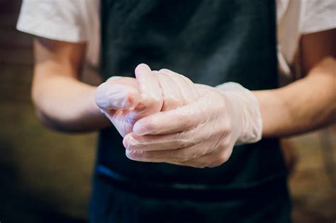 요리사는 보드에 치킨 필 레를 절단 남성 요리사 손 절단 보드에 닭고기 고기를 절단 직장에서 요리사 부엌 강철에 대한 스톡 사진 및 기타 이미지 Istock