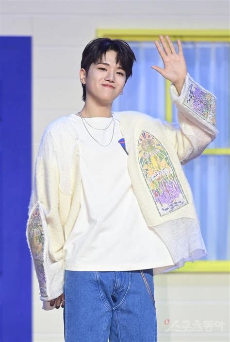 보이넥스트도어 리우 귀여운 인사 포토 ｜스포츠동아