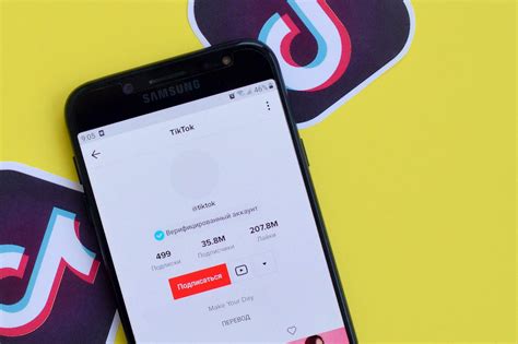Tik Tok Solicitud En Samsung Teléfono Inteligente Pantalla En Amarillo Antecedentes Tik Tok Es
