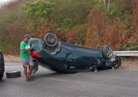 Auto Op De Kop Na Botsing Bij Domi Nucw