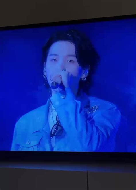 Bts Community Posts 야들아 야 나 부산콘 티빙으로 지금 몇번째 보는건지 모르겠다 암튼 겁나 사랑한다💜 보라해💜