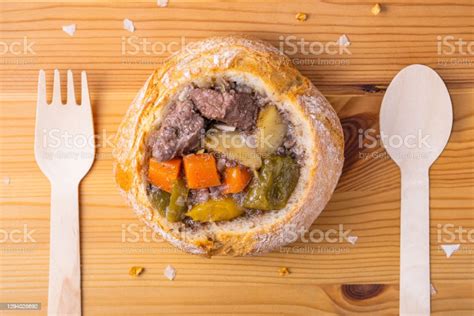 맛있는 따뜻한 따뜻한 수제 테이크 멀리 배달 쇠고기 스튜 레드 와인 그레이비 수프 소스 식사 와 야채 당근 감자 후추 빵 그릇