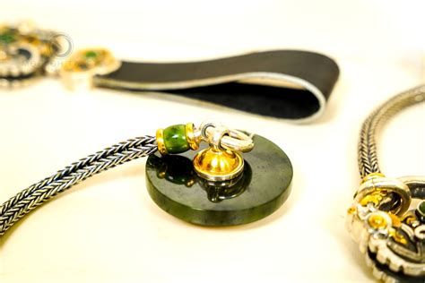 Эр хүний гоёл Төв дэлгүүрт