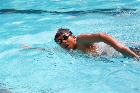 10 Different Swimming Pool Exercises For Abs Dr Bratt