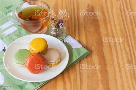 화려한 프랑스 마카롱 또는 흰색 접시에 이탈리아어 마카롱 집에서 만드는 맛 있는 마카롱와 배경이 나 벽지에 대 한 복사 공간