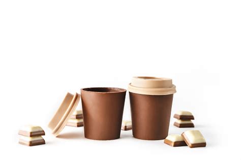 고립 된 흰색 배경에 초콜릿과 초콜릿 조각으로 만든 두 개의 아름다운 테이크 아웃 컵 흰색 배경에 추상 디자인 템플릿 음식과 음료 개념 커피 배경 갈색에 대한 스톡 사진 및