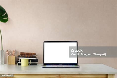 Ruang Kerja Loteng Dengan Laptop Layar Kosong Mockup Dan Persediaan