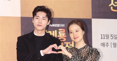 [포토] 문채원 서지훈 눈부신 하트 합작