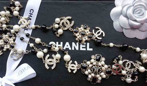 С чем носить жемчужные бусы Chanel?