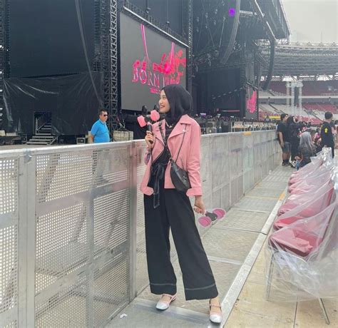 Outfit Selebgram Hijabers Saat Nonton Konser BLACKPINK